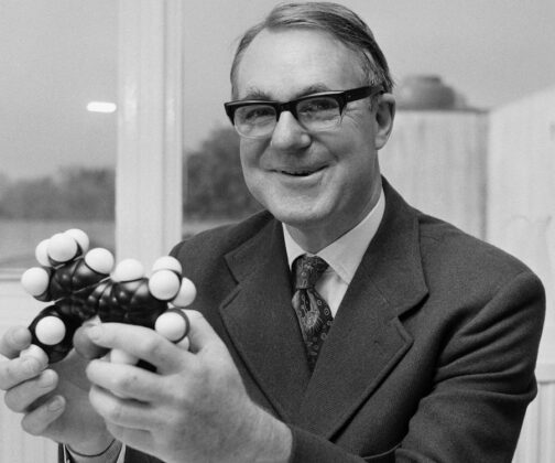 Σαν σήμερα, γεννιέται ο Sir John Cornforth: κωφός, ιδιοφυής και νομπελίστας